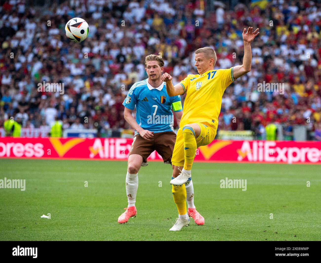 Oleksandr Zinchenko (Ukraine, #17) im Zweikampf mit Kevin de Bruyne ...