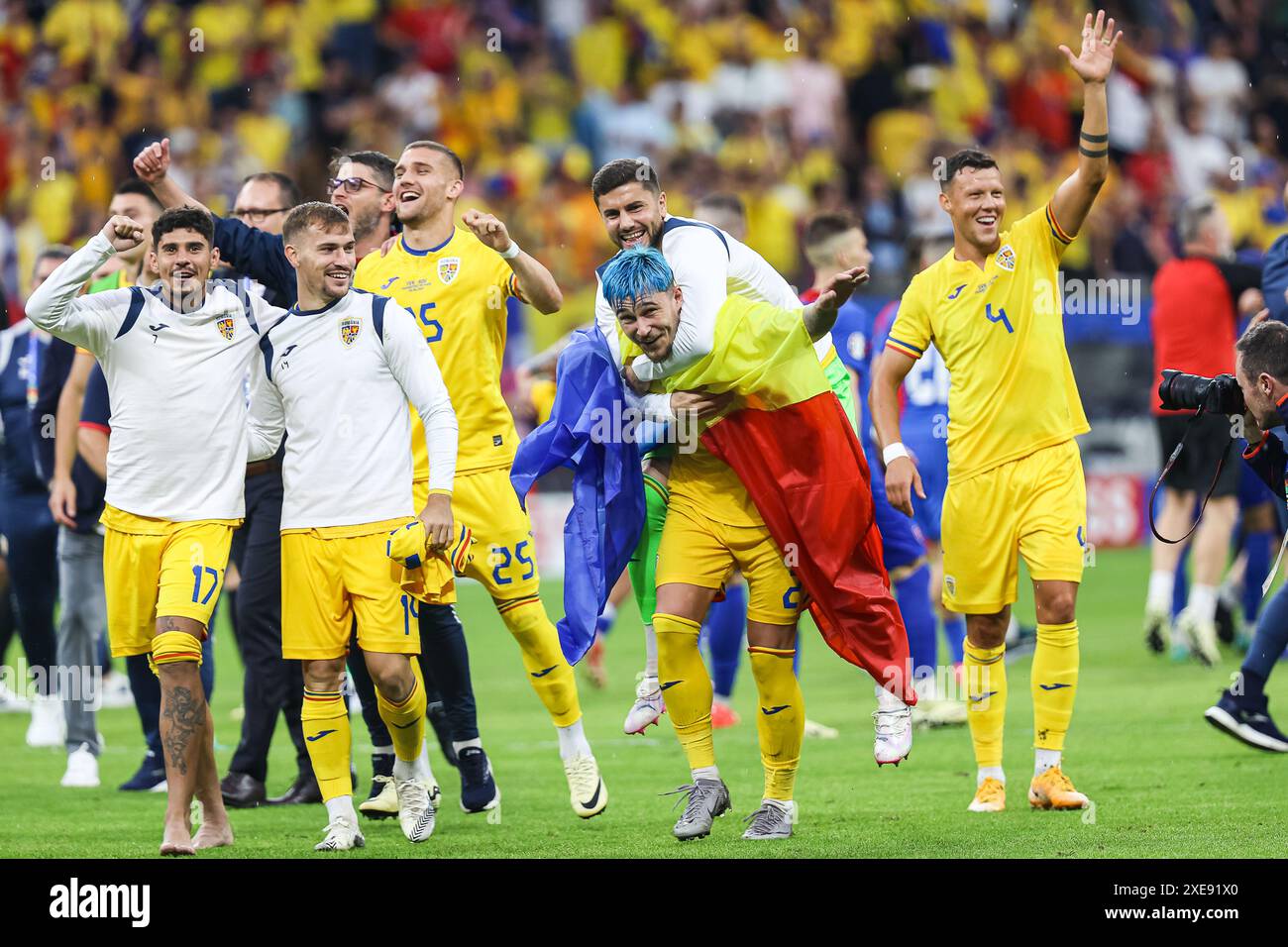 Endstand 1:1 Die rumaenische Mannschaft und die Fans feiern ab. Andrei ...