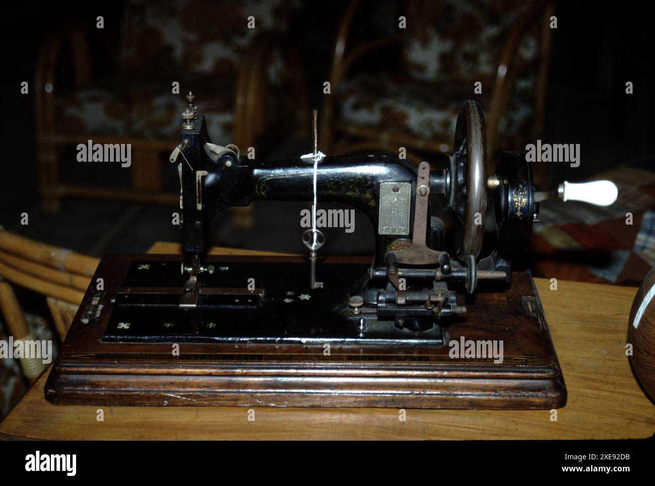 Electric singer sewing machine hi-res stock photography and images - Alamy