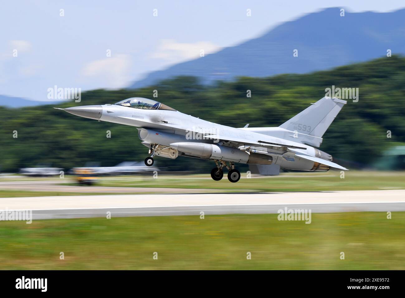 Kf 16 aircraft hi-res stock photography and images - Alamy