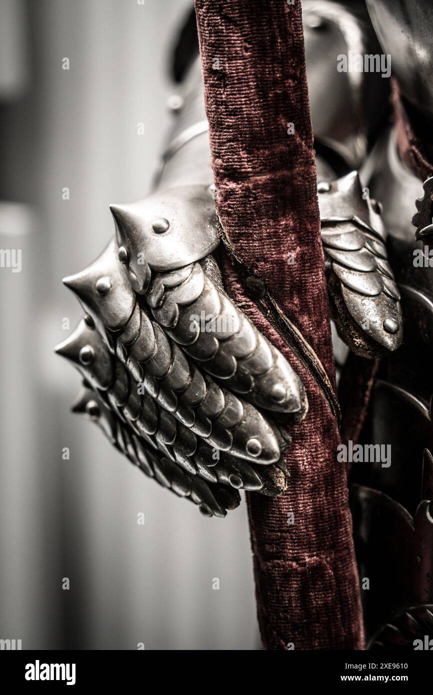 Angled cup mitten with articulated fingertips and pointed knuckles ...