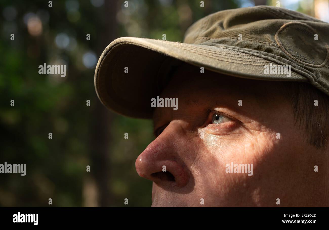Old man in baseball cap hi-res stock photography and images - Alamy