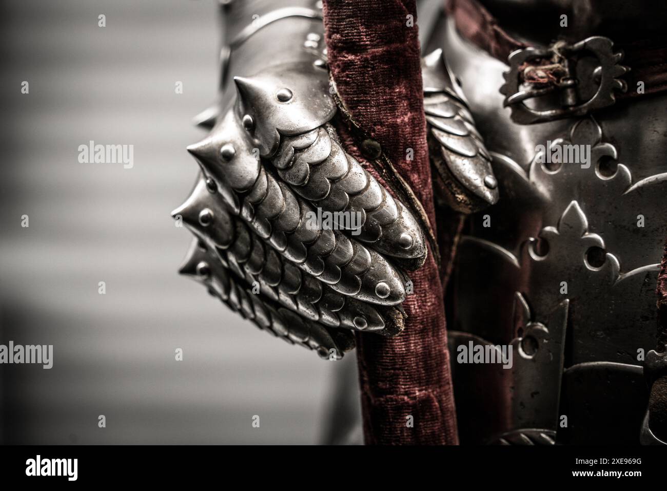 Angled cup mitten with articulated fingertips and pointed knuckles ...