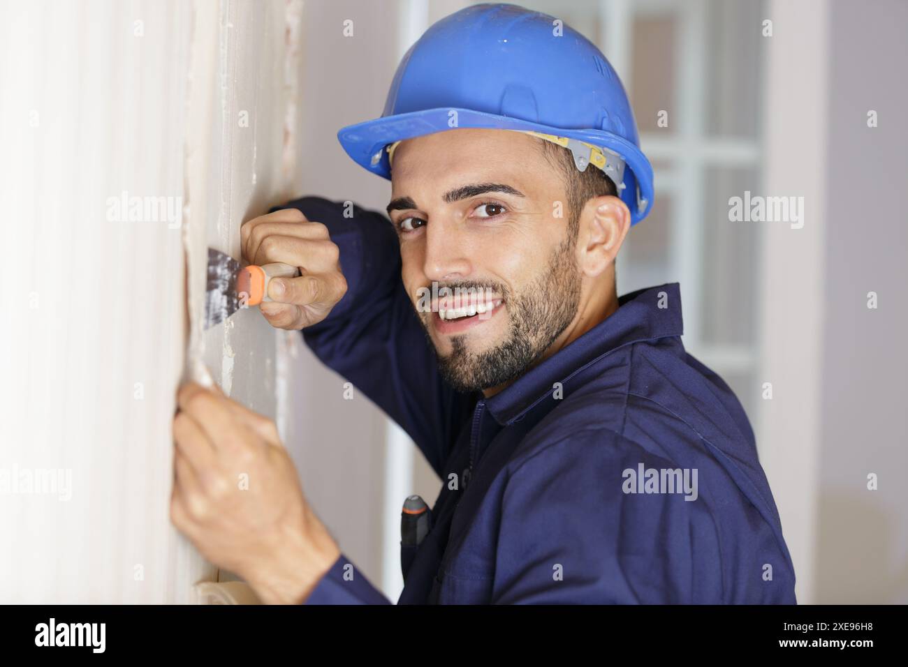 man plastering wall with trowel Stock Photo - Alamy