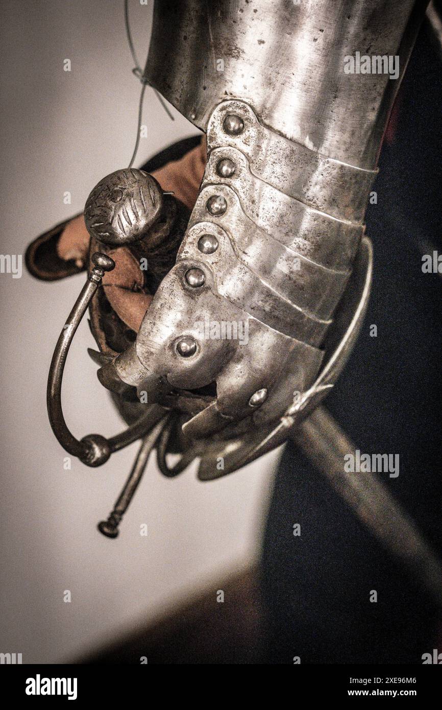 Gauntlet armor hi-res stock photography and images - Alamy