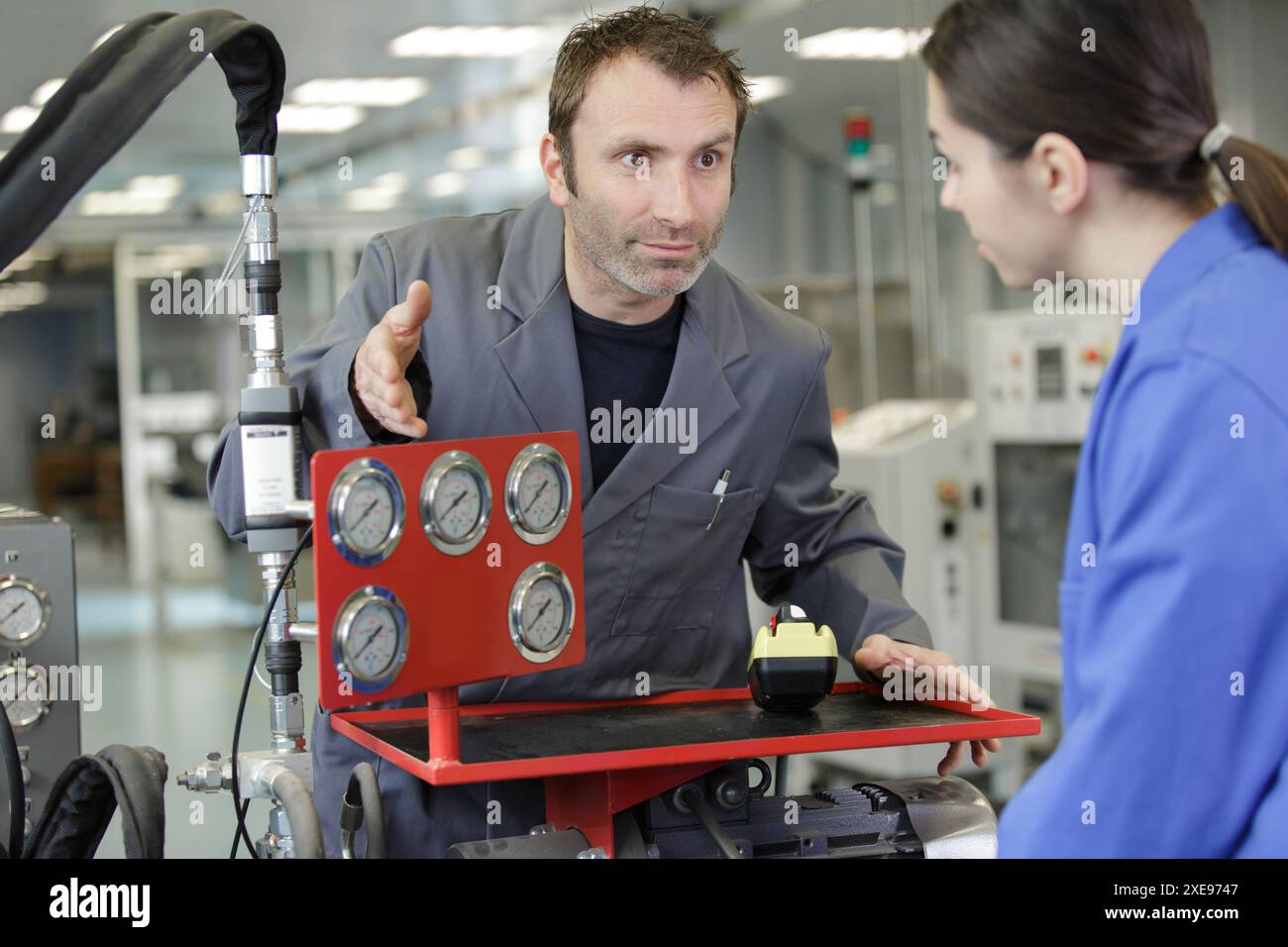 man showing female appretice differential pressure gate Stock Photo - Alamy man showing female appretice differential pressure gate Stock Photo - Alamy
