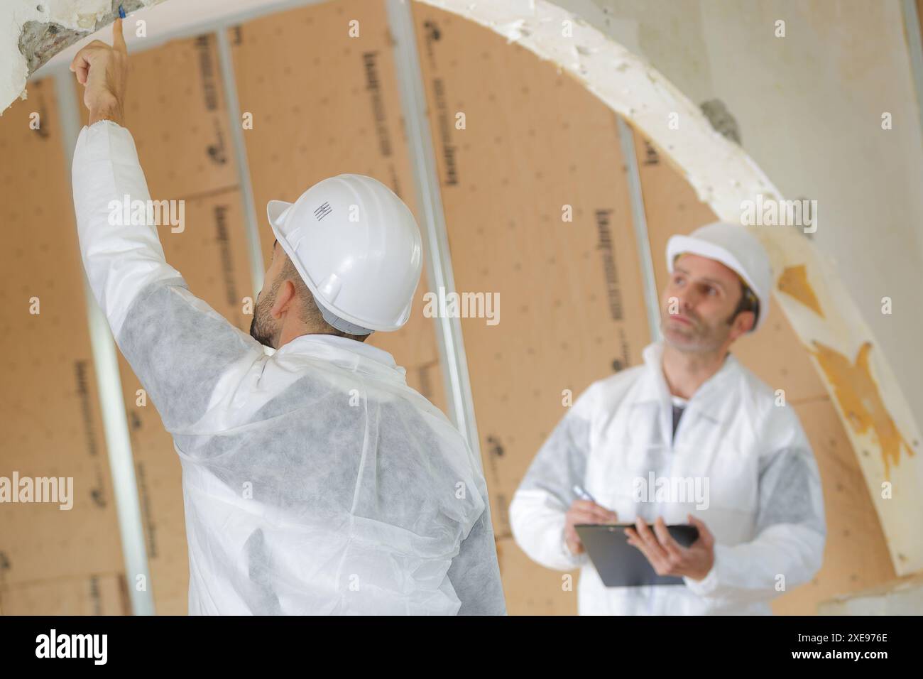 builder building an arch opening Stock Photo - Alamy