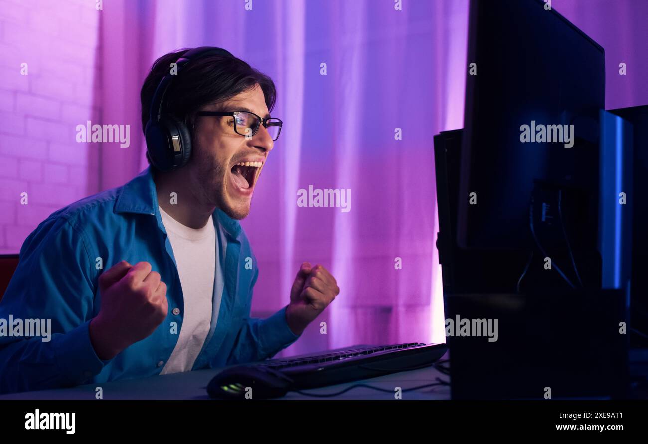 Gamer wearing headphones plays hi-res stock photography and images - Alamy