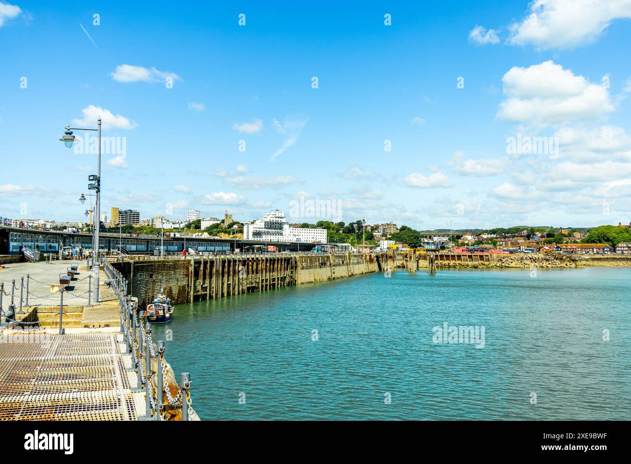 Welcome to England - First sightseeing tour in the beautiful harbour ...