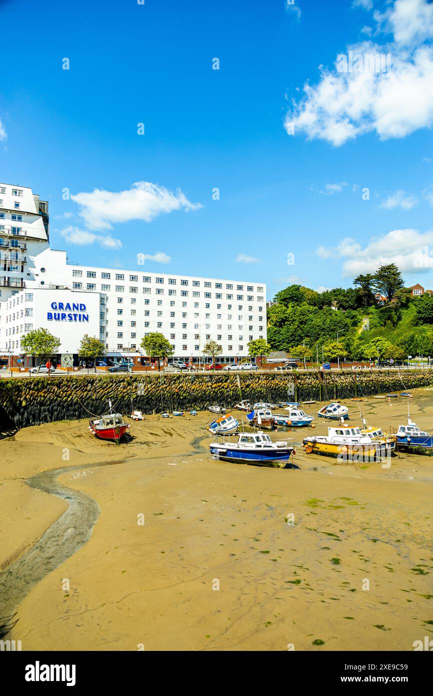 Welcome to England - First sightseeing tour in the beautiful harbour ...