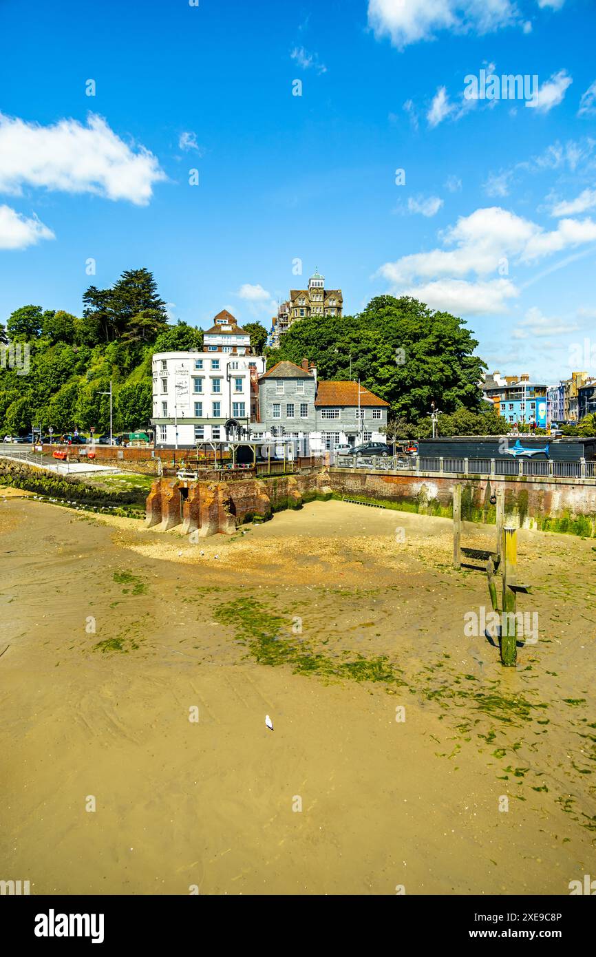 Welcome to England - First sightseeing tour in the beautiful harbour ...
