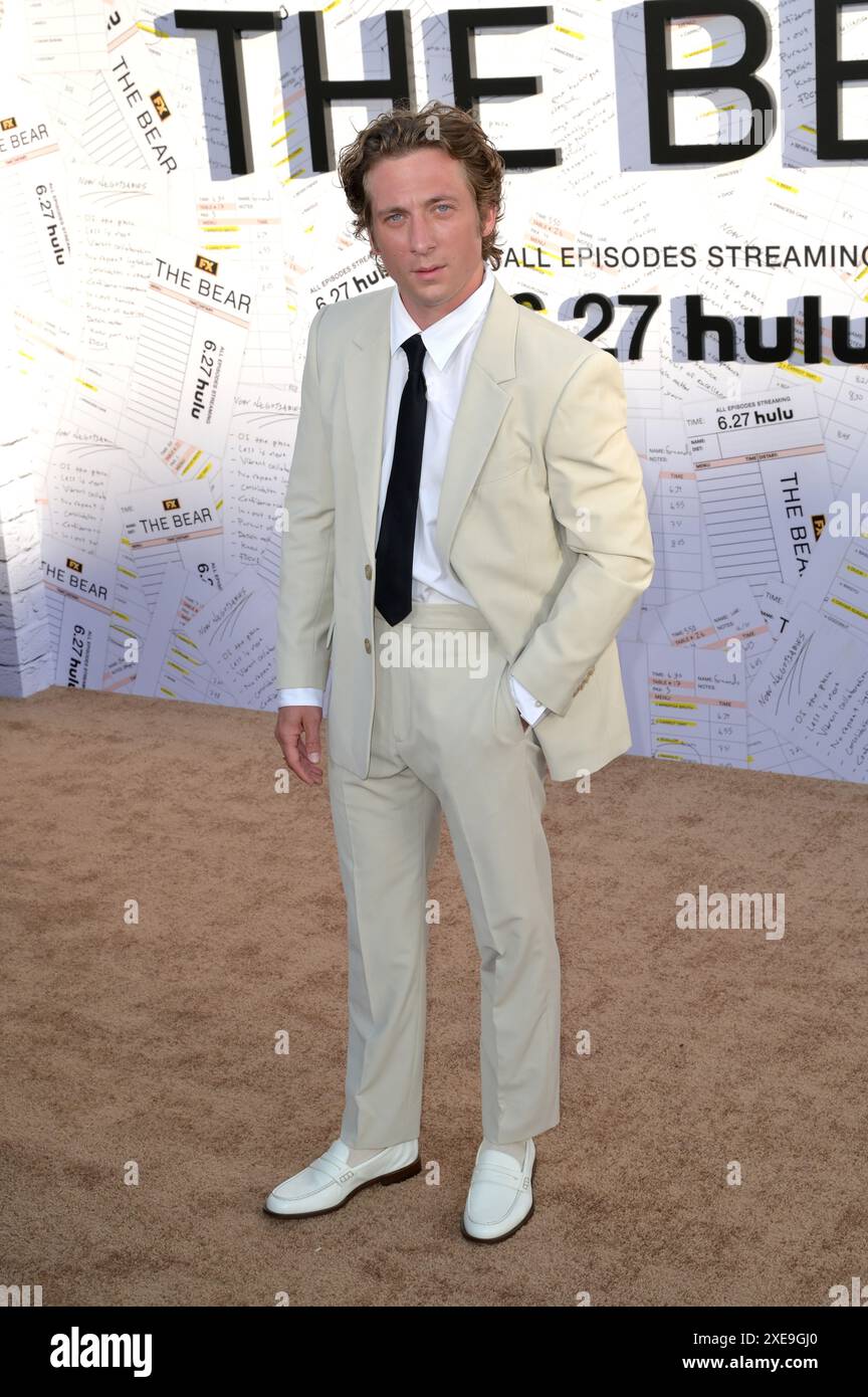 Jeremy allen white the bear hi-res stock photography and images - Alamy