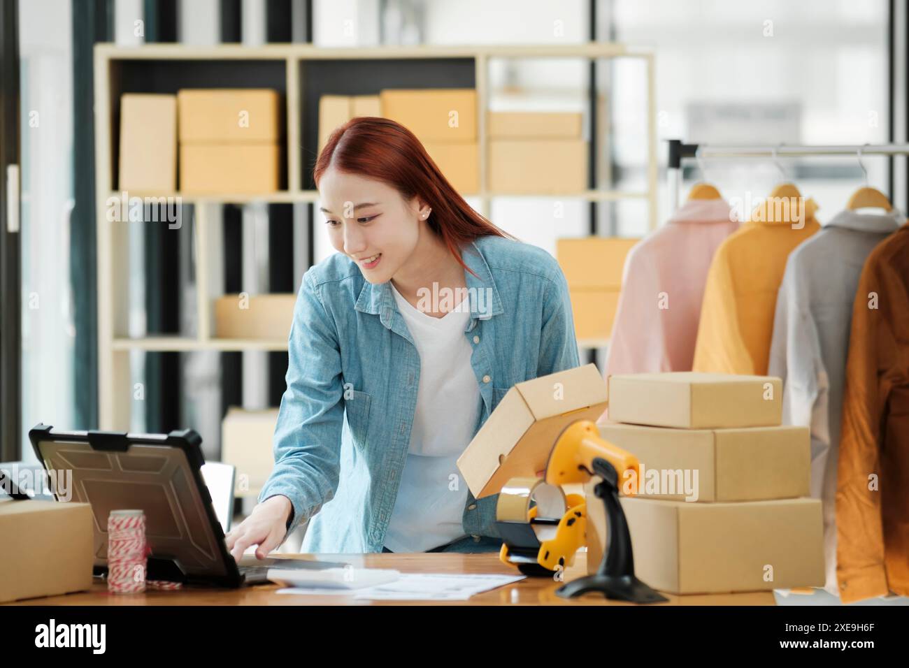 Shipping orders hi-res stock photography and images - Alamy