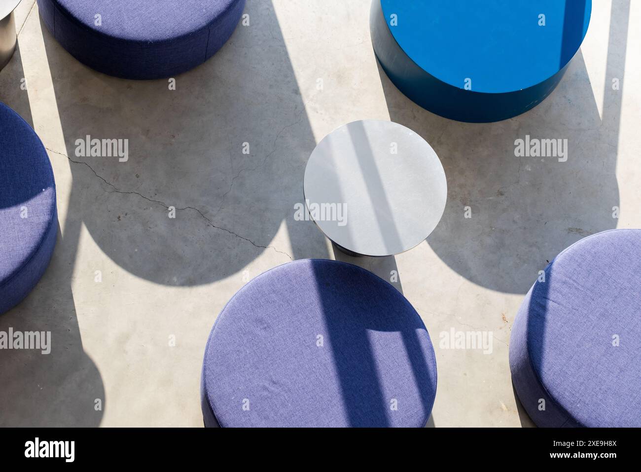 Round table conference hi-res stock photography and images - Alamy