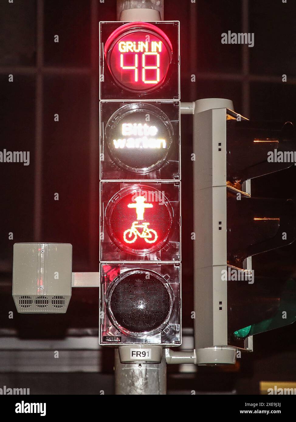 Countdown time for red signal at the countdown traffic light for ...