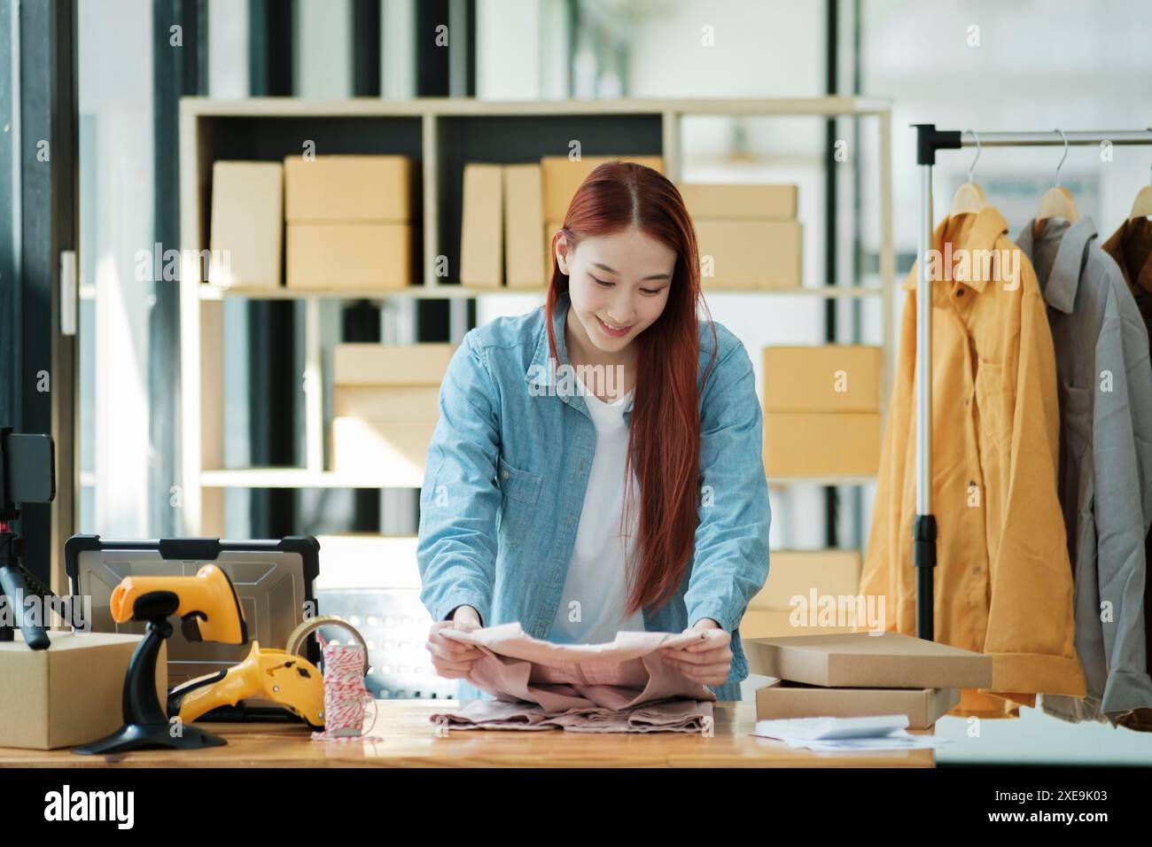 Internet shipment hi-res stock photography and images - Alamy