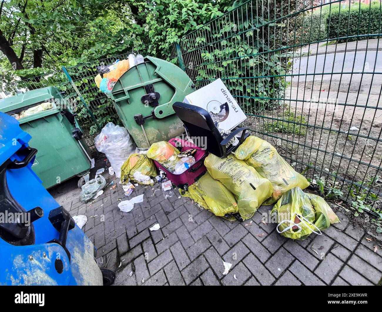 Überfüllte Müllcontainer *** Overfilled garbage containers Copyright ...