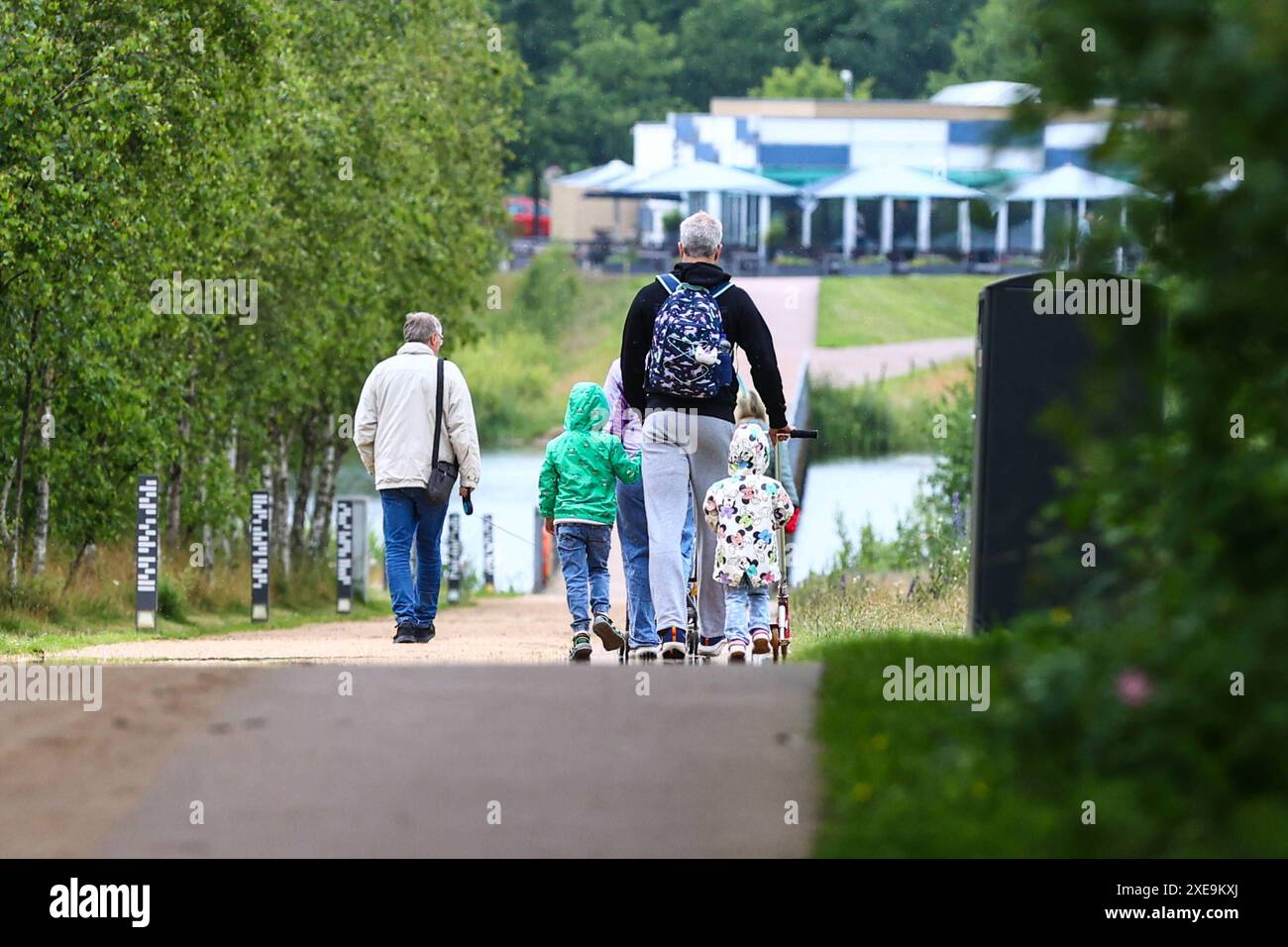 Vater mit zwei Kindern *** Father with two children Copyright: xLobeca ...