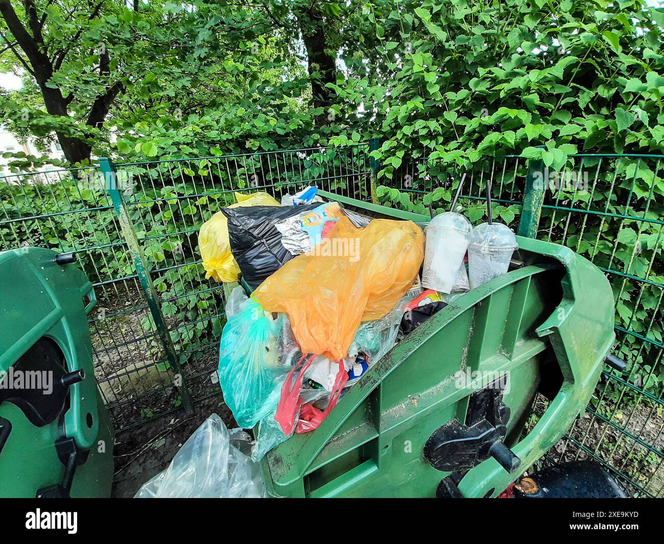Überfüllte Müllcontainer *** Overfilled garbage containers Copyright ...