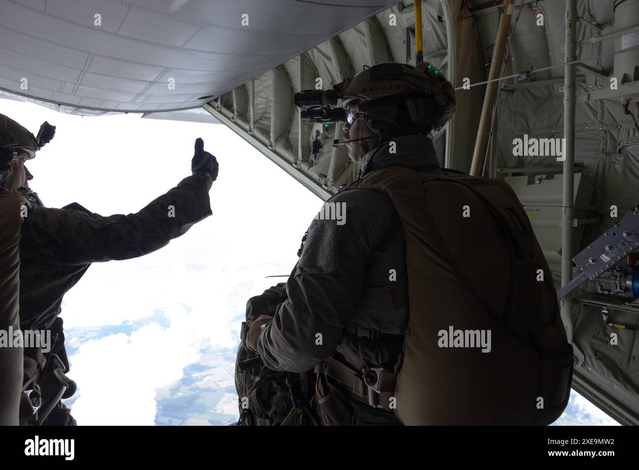 U.S. Marines Gunnery Sergeant Patrick Doody, Paraloft Chief and Sgt ...