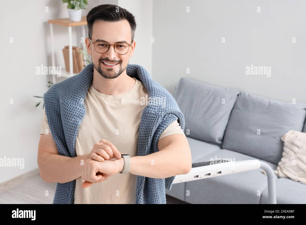 Smartwatch blood pressure hi-res stock photography and images - Alamy