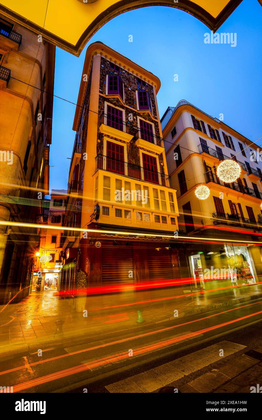 Modernist art movement hi-res stock photography and images - Alamy