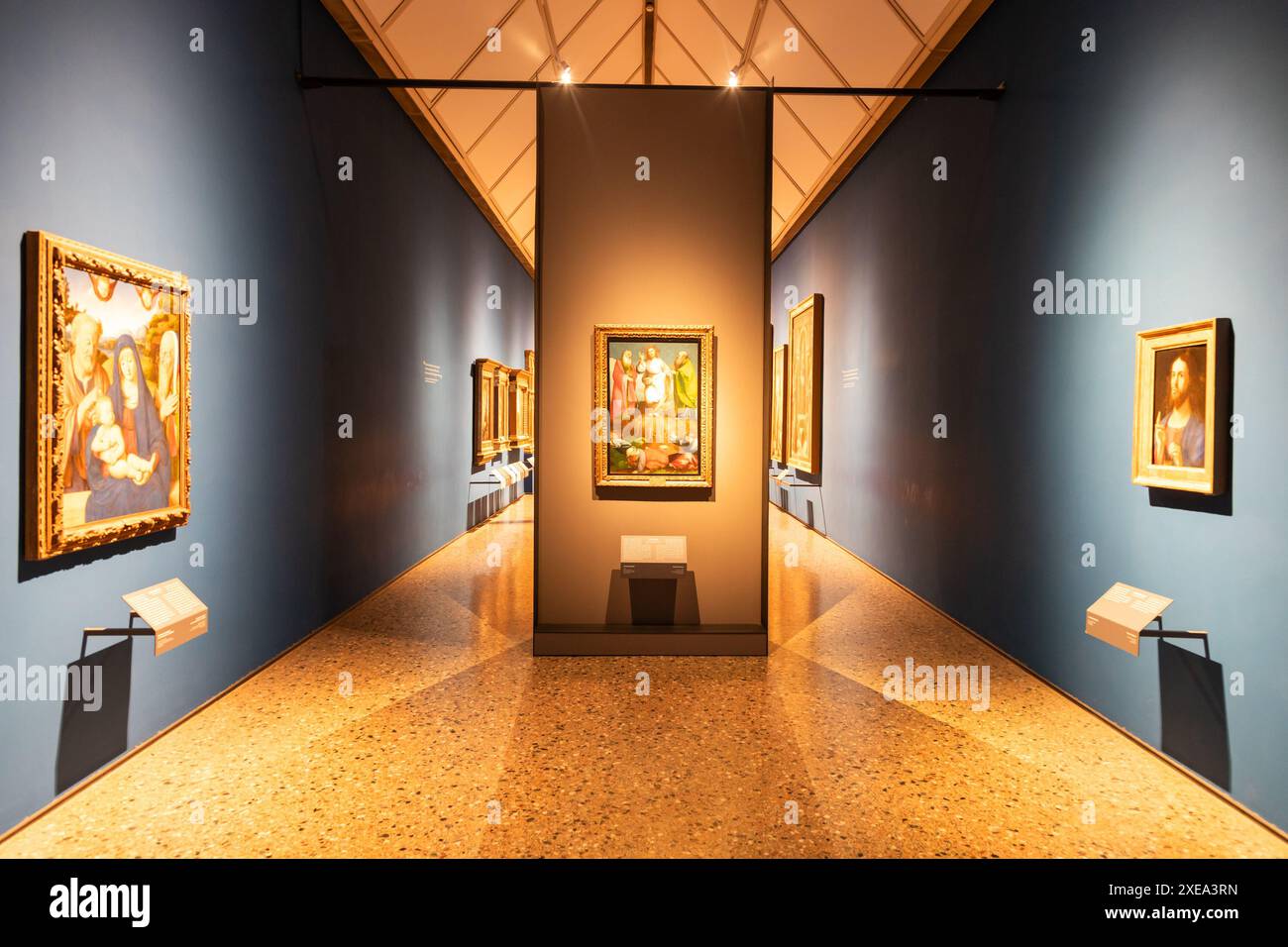 Brera antique painting museum interior. Vintage art exibition, elegant ...