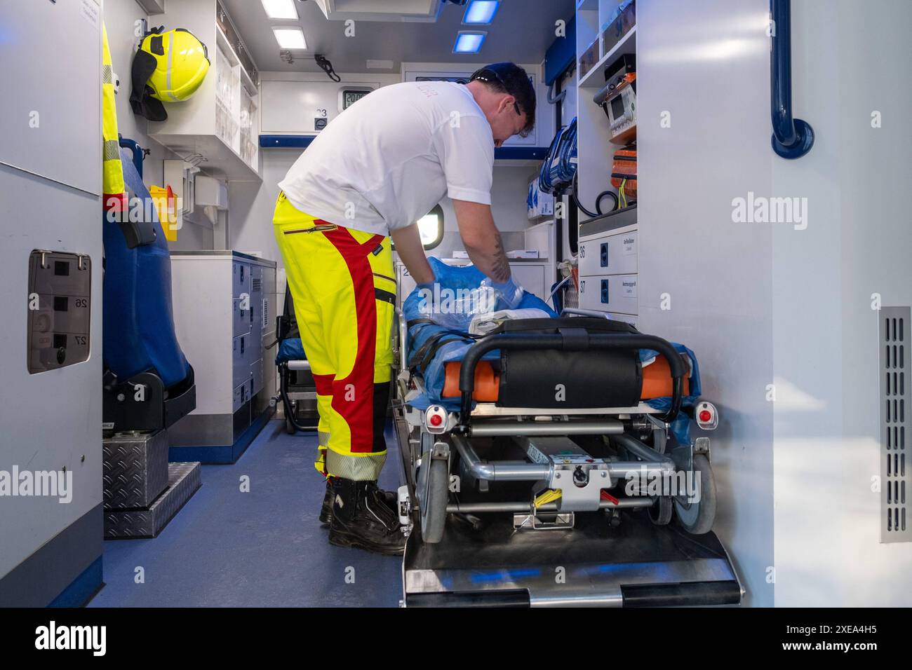 Notfallsanitäter der Berliner Feuerwehr beim Reinigen des ...