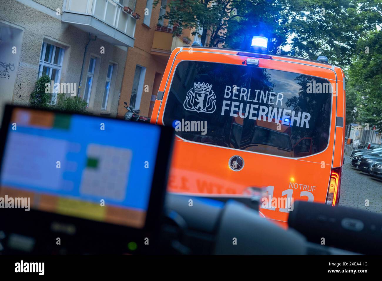 Notarztfahrzeug und Rettungswagen der Berliner Feuerwehr bei einem ...