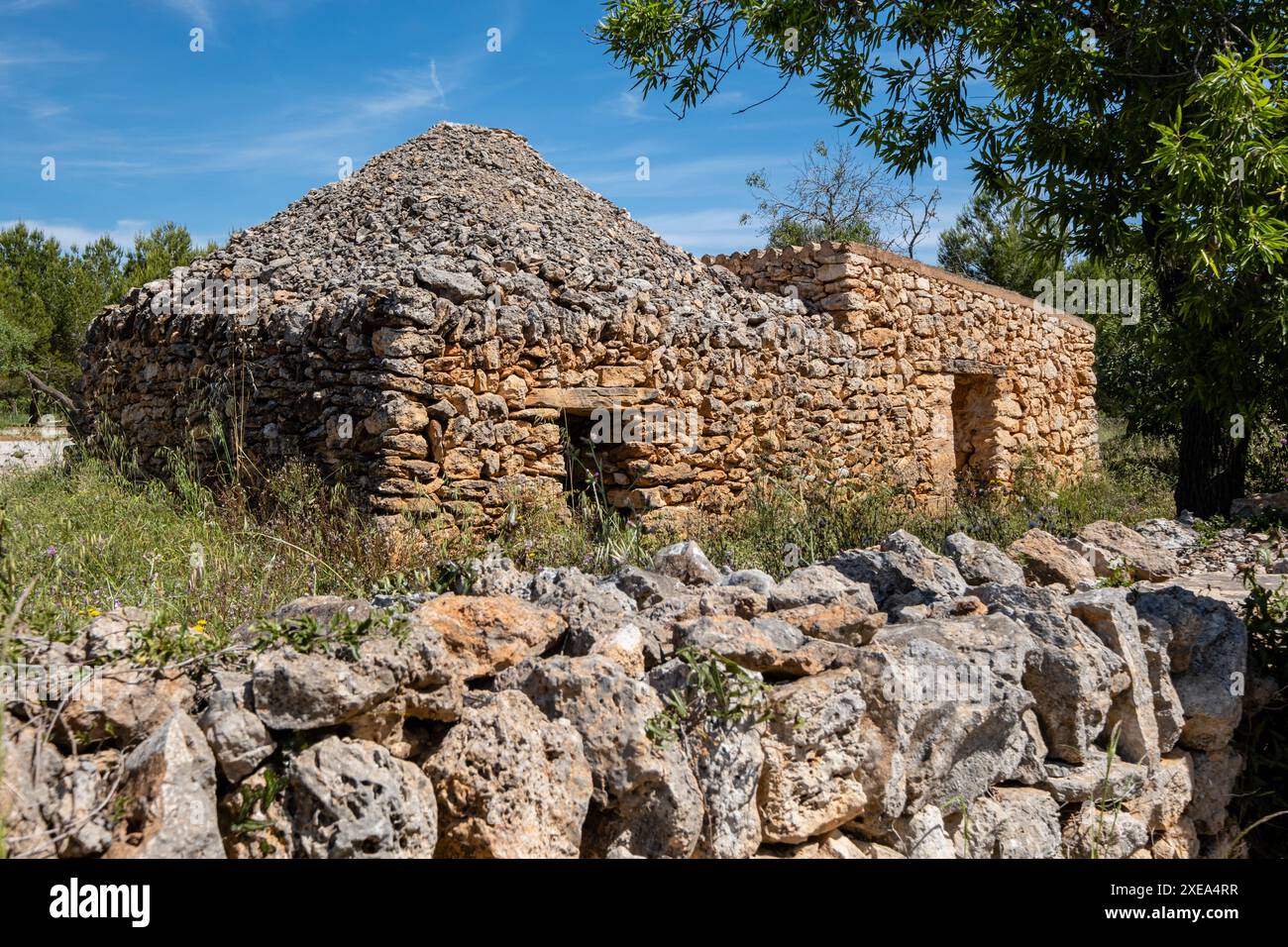 Traditional stone shelters Stock Photo - Alamy