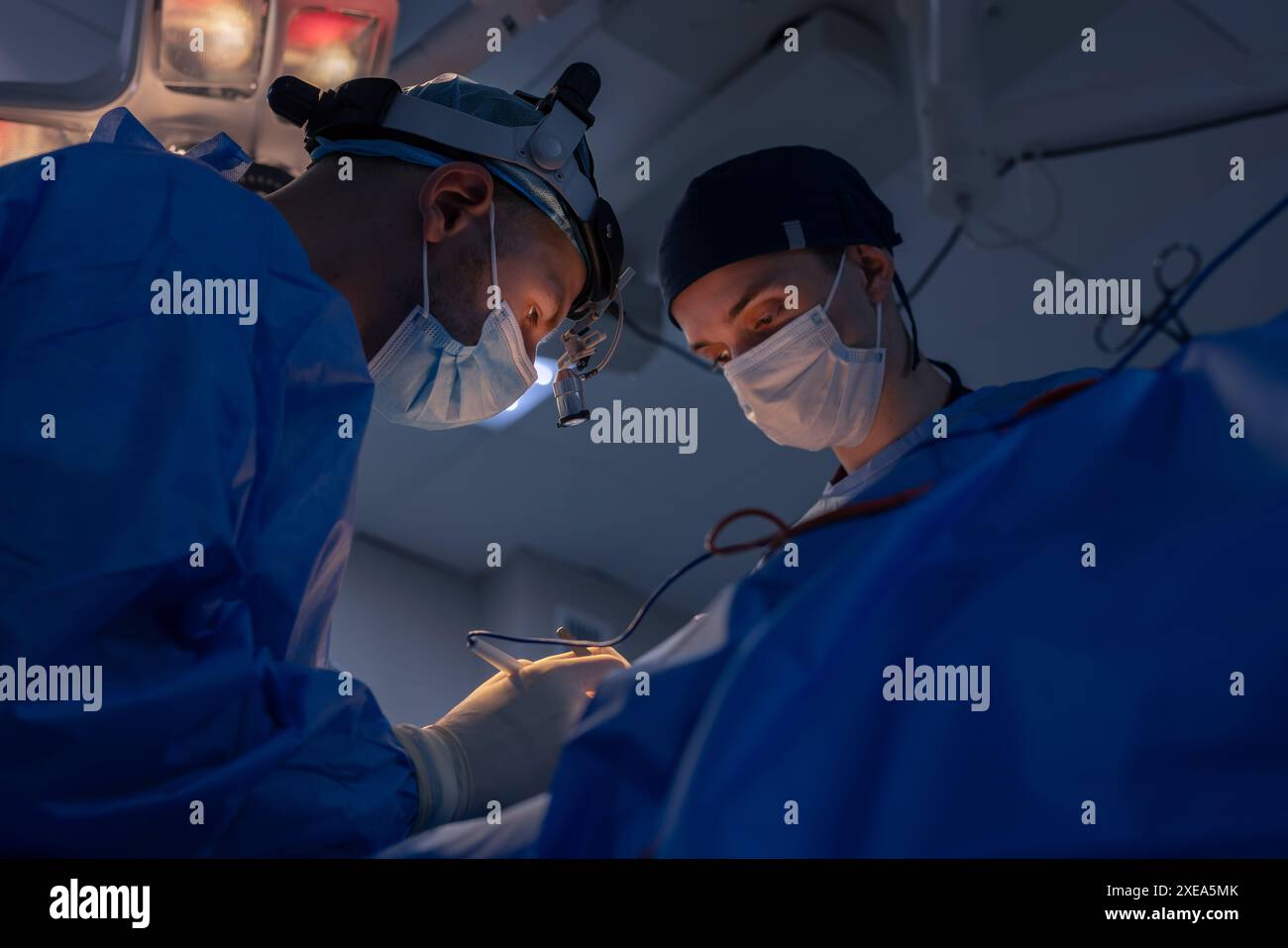 Surgeons carrying out surgery hi-res stock photography and images - Alamy