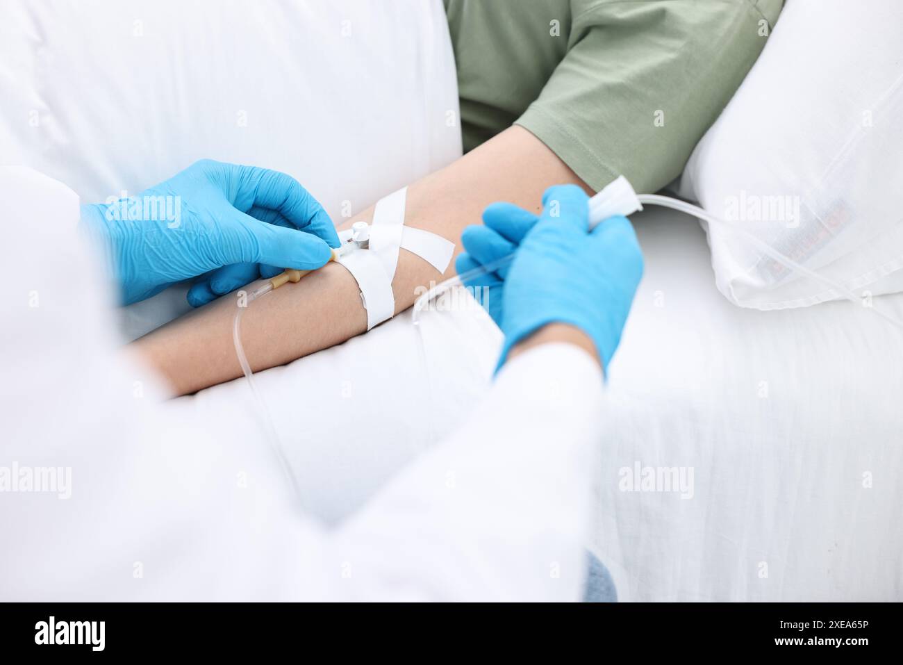Nurse inserting iv arm hi-res stock photography and images - Alamy