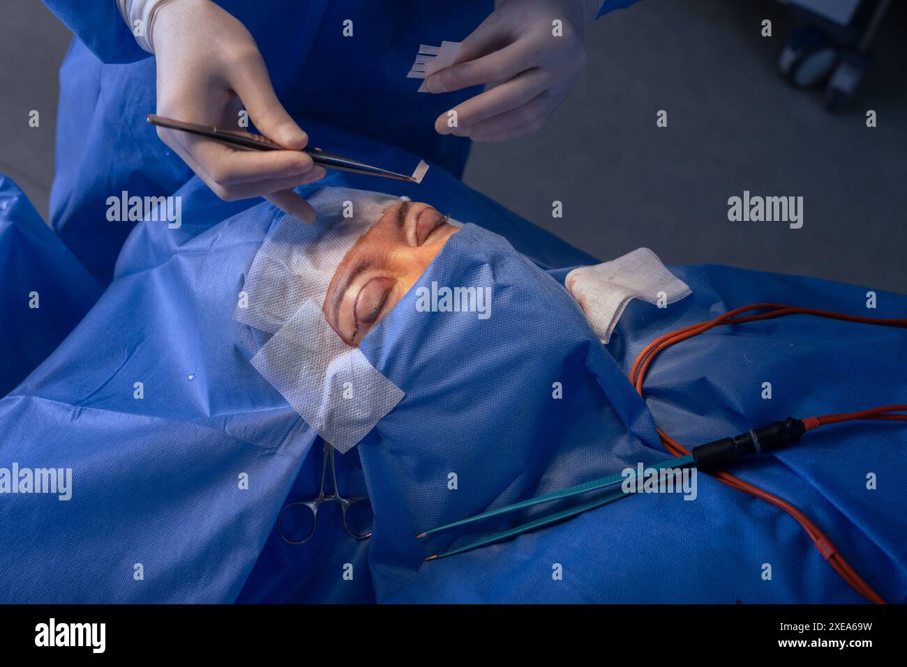 Eyelid out hi-res stock photography and images - Alamy