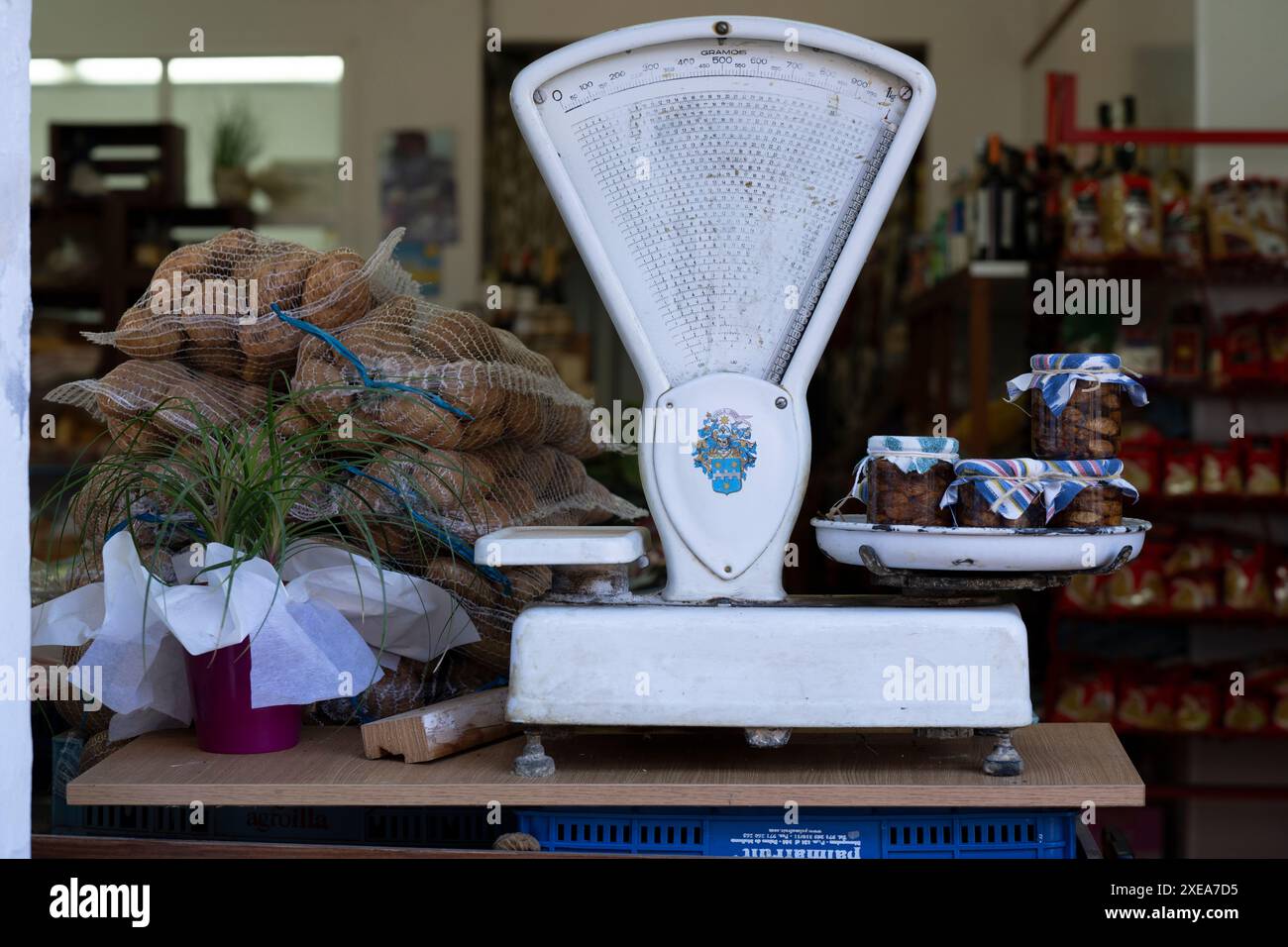 Retro weighing scale hi-res stock photography and images - Alamy