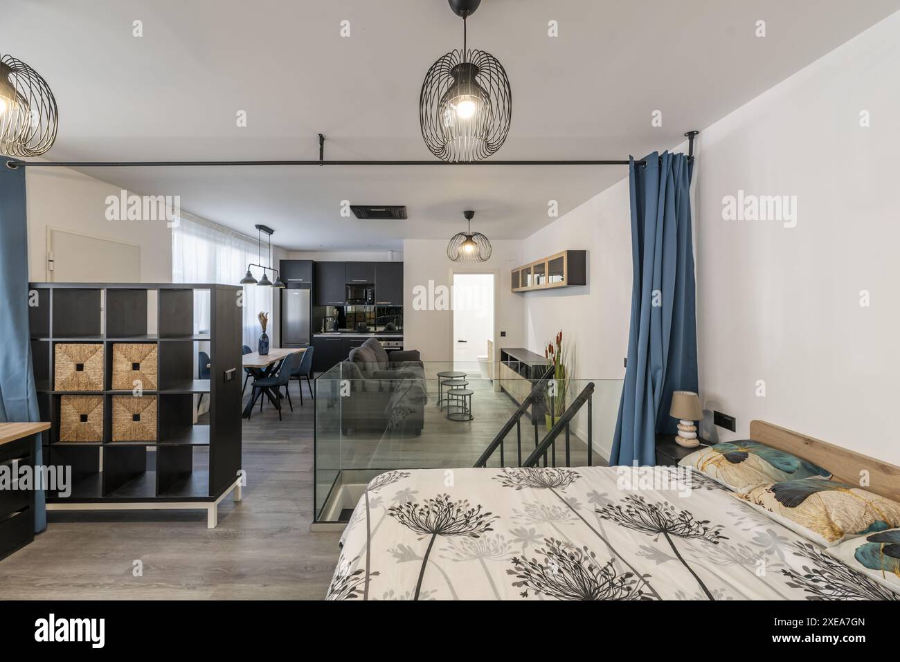 Overloading hi-res stock photography and images - Alamy