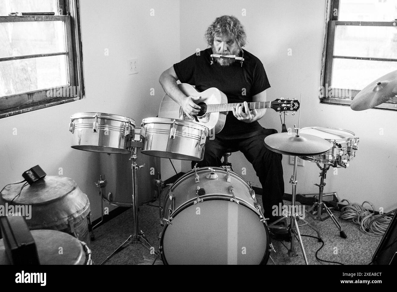 Howling wolf singer hi-res stock photography and images - Alamy