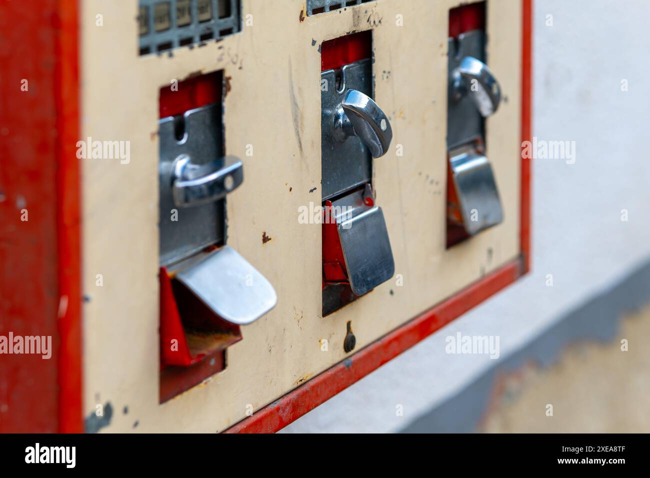 Old toy vending machine hi-res stock photography and images - Alamy
