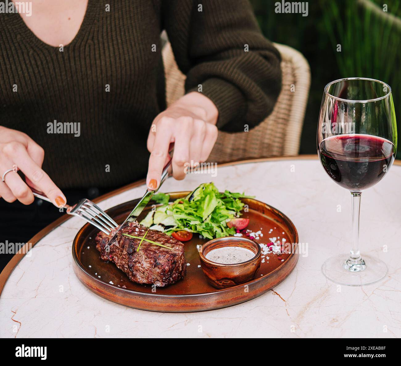 Restaurant table salad woman hi-res stock photography and images - Alamy