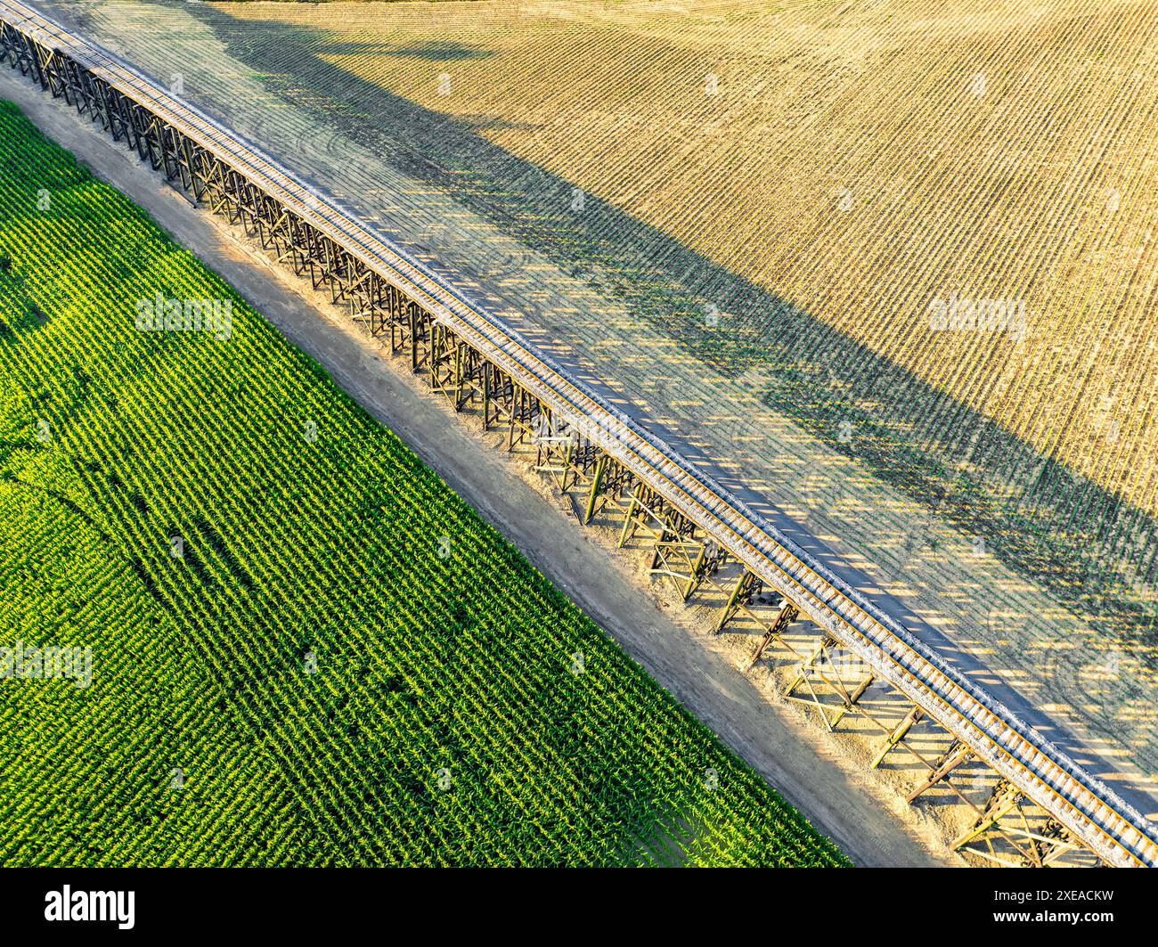 Deserted railroad crossing hi-res stock photography and images - Alamy
