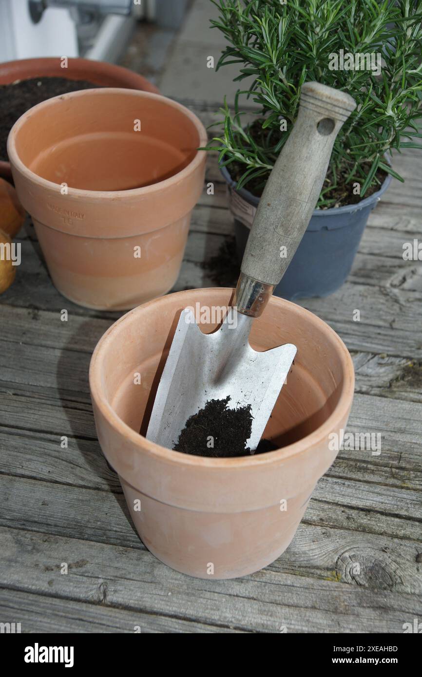Trowel for container gardening hi-res stock photography and images - Alamy