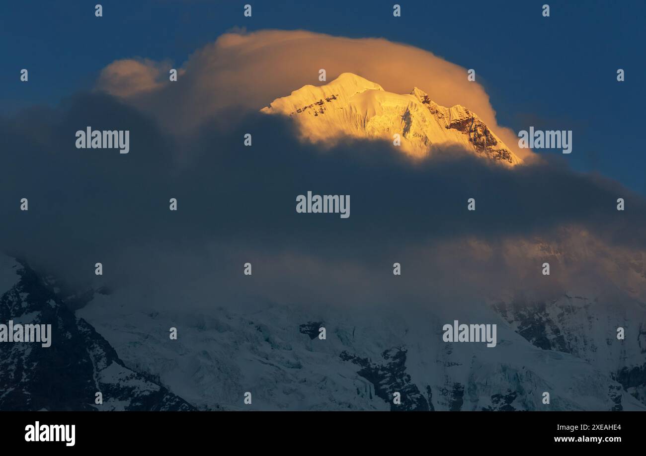 Glaciated mountains sunrise hi-res stock photography and images - Alamy