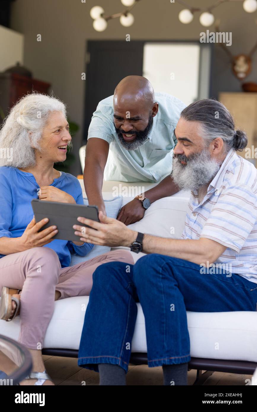 Group smiling friends enjoying hi-res stock photography and images - Alamy