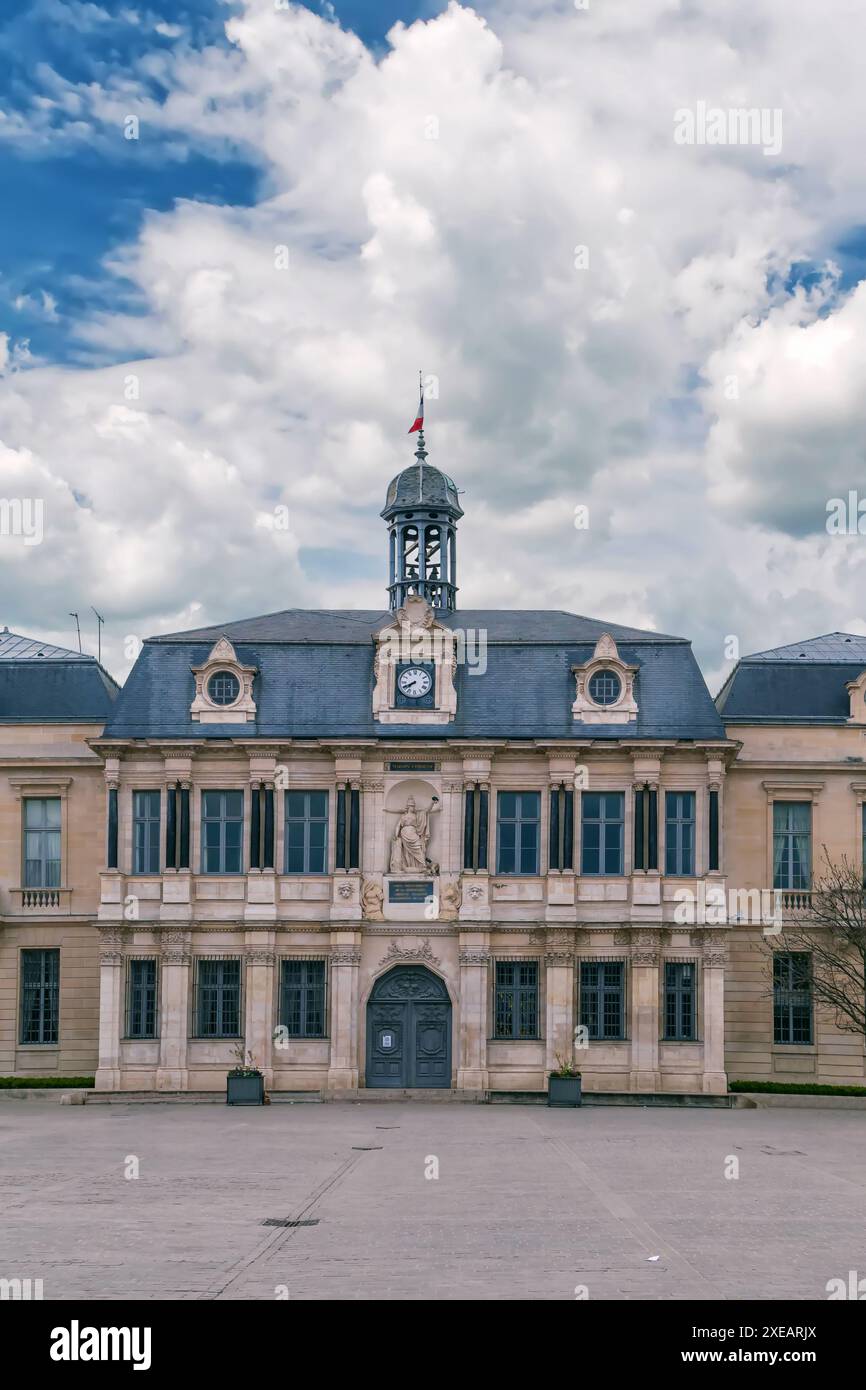 The town hal hi-res stock photography and images - Alamy