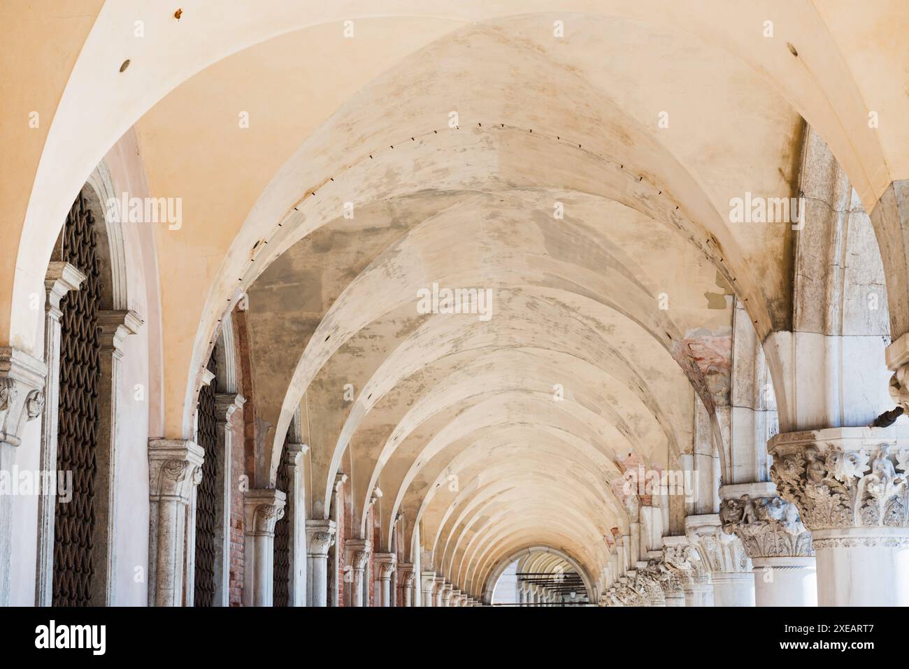 Arcade and columns at the doge's palace in Venice Stock Photo - Alamy