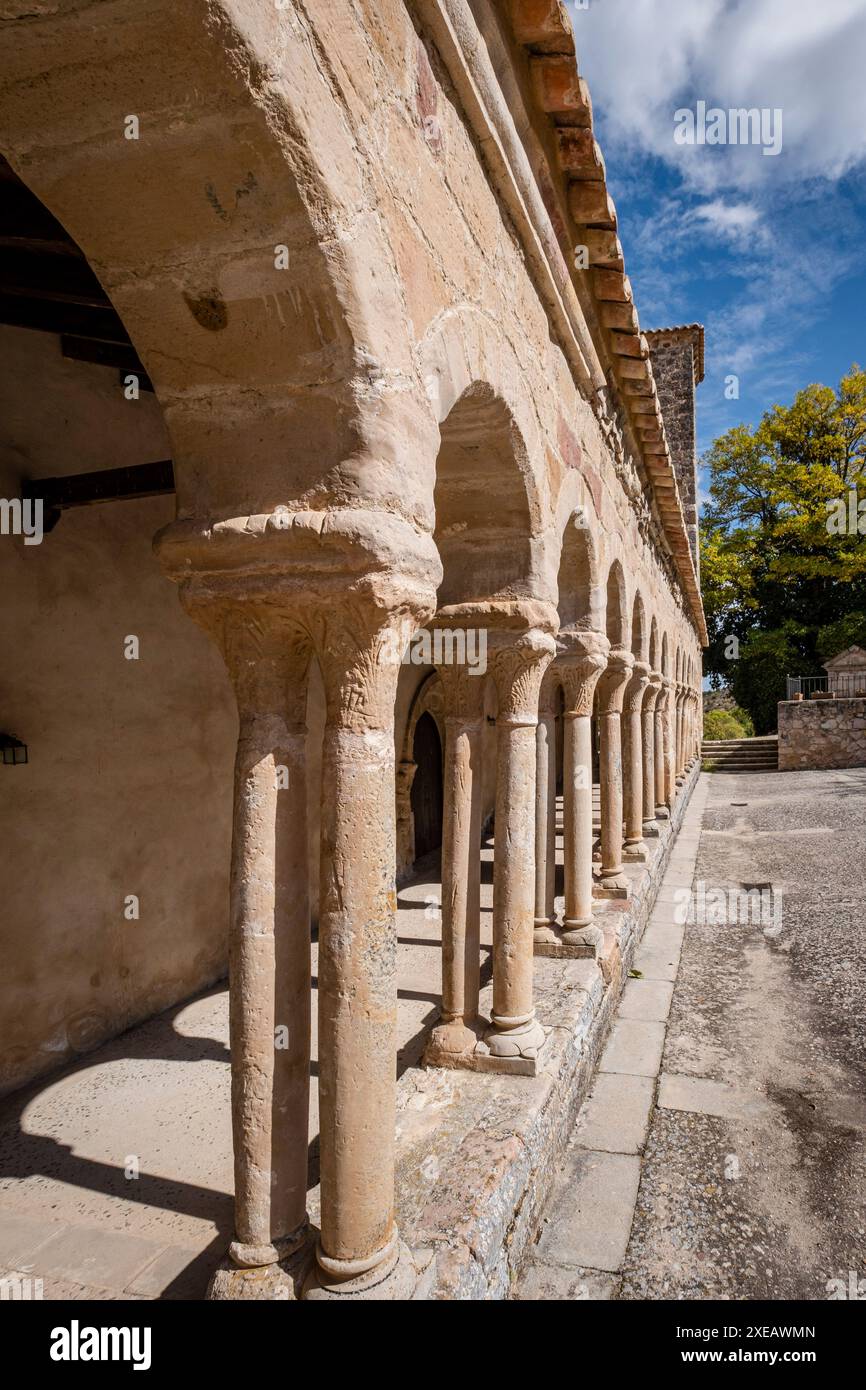 Arcaded gallery of semicircular arches on paired columns Stock Photo - Alamy