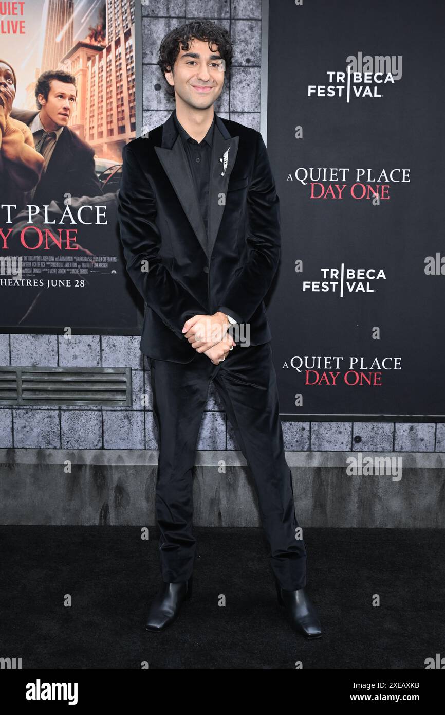 Celebrities alex wolff hi-res stock photography and images - Alamy
