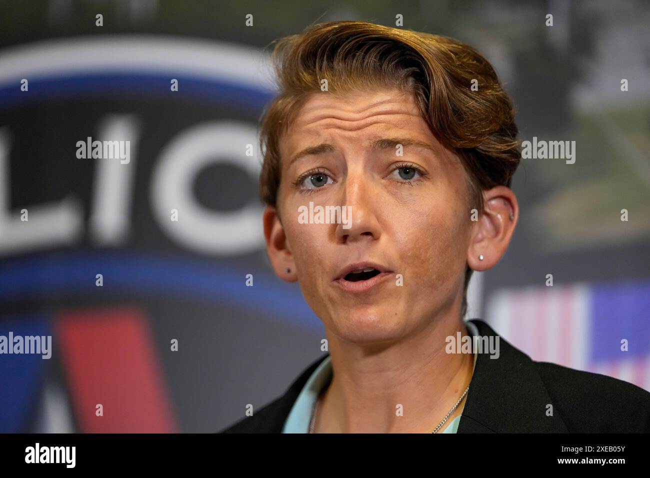 Arlington Police Department detective Krystallyne Robinson speaks ...