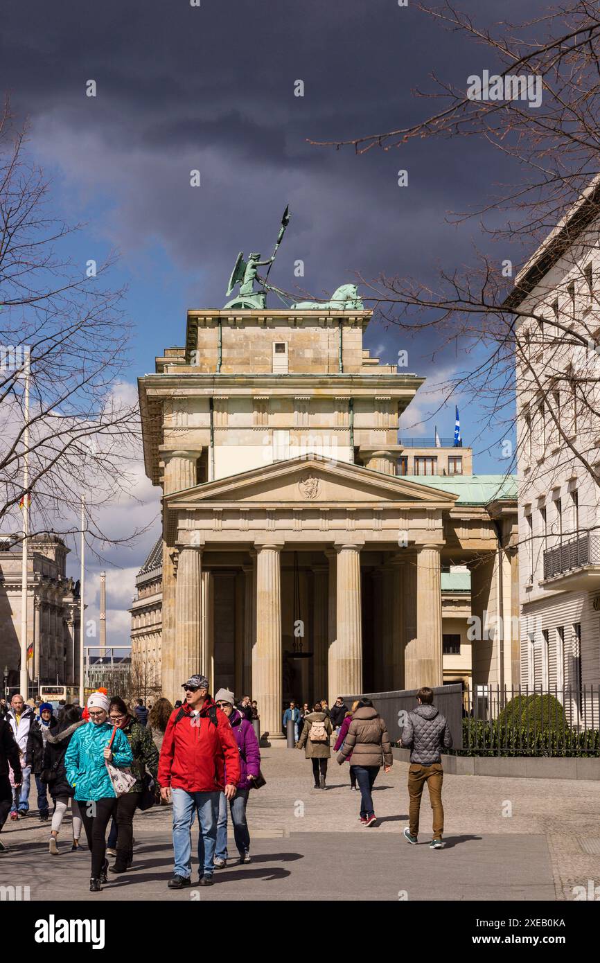 Brandenburg gate doric columns hi-res stock photography and images - Alamy