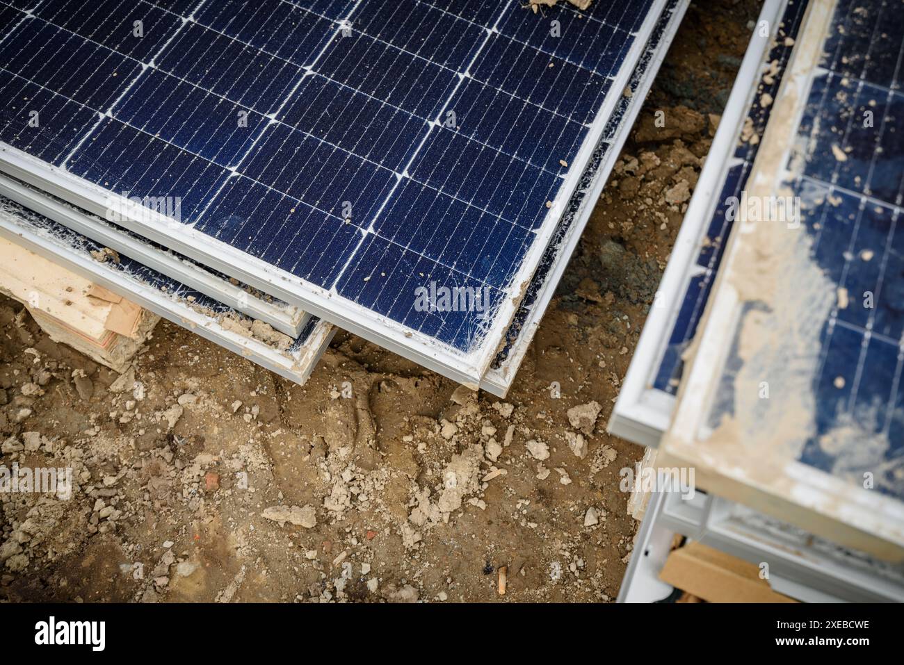 Cracked broken glass panels hi-res stock photography and images - Alamy