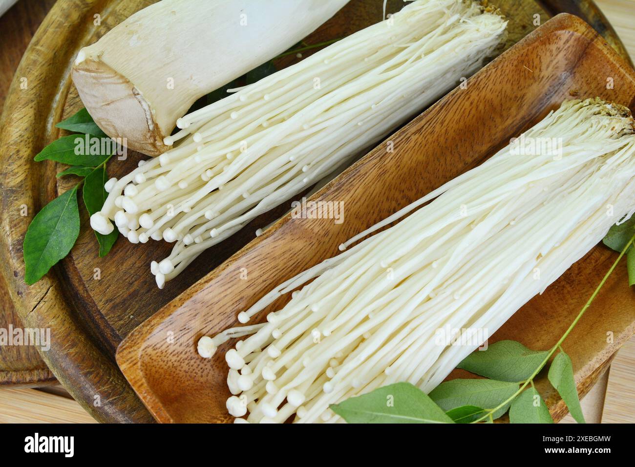 King oyster and enoki mushrooms on wooden background Stock Photo - Alamy